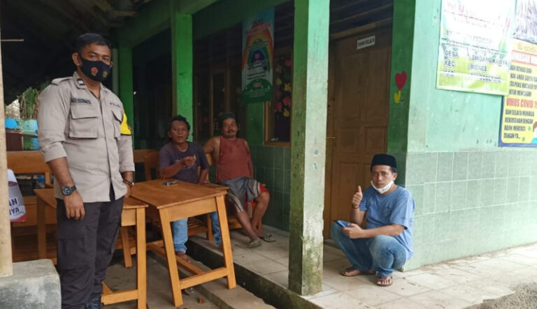 Kisah Aiptu Ade Bangun Rumah Guru Ngaji dan Meja Madrasah di Menes ...