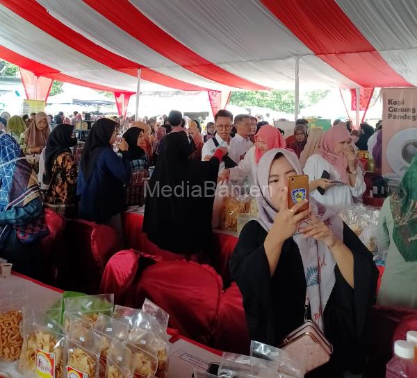 Bazar dan Pasar Murah HUT Banten Ke-22 Diserbu Warga - MediaBanten.Com