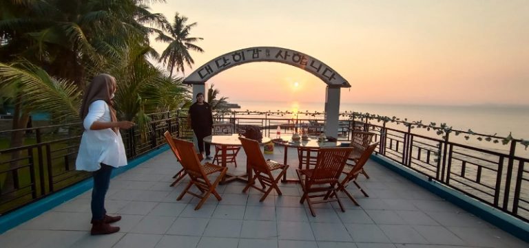 Menikmati Sunset di Beach Caffe Allisa Resort Anyer - MediaBanten.Com